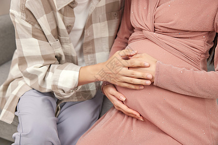 丈夫送花给怀孕的妻子高清图片下载-正版图片507722589-摄图网