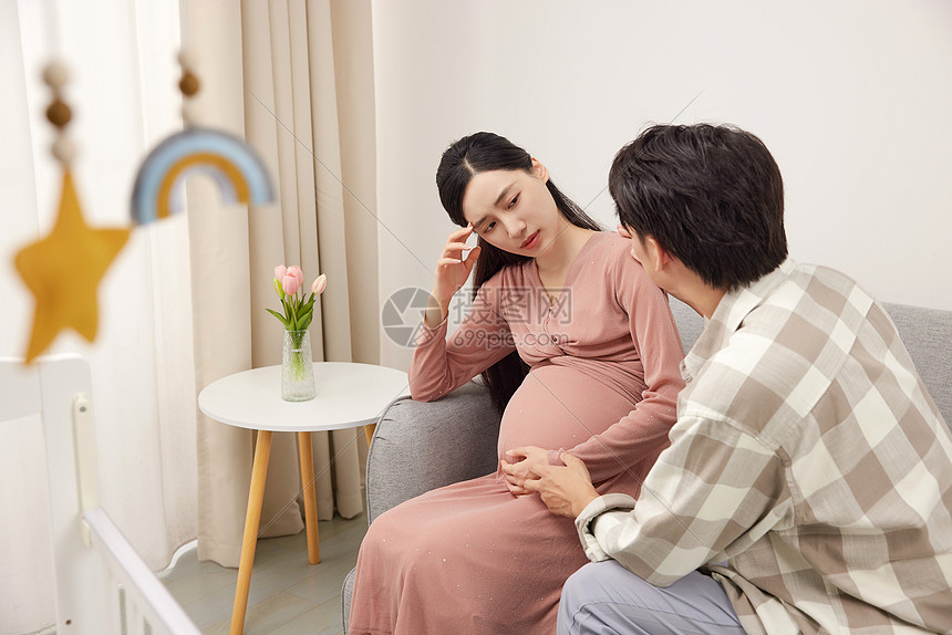 丈夫安慰怀孕不舒服的孕妇高清图片下载-正版图片507722582-摄图网