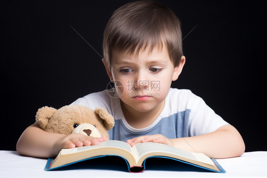 正在看书的忧郁小男孩高清图片下载-正版图片600303106-摄图网