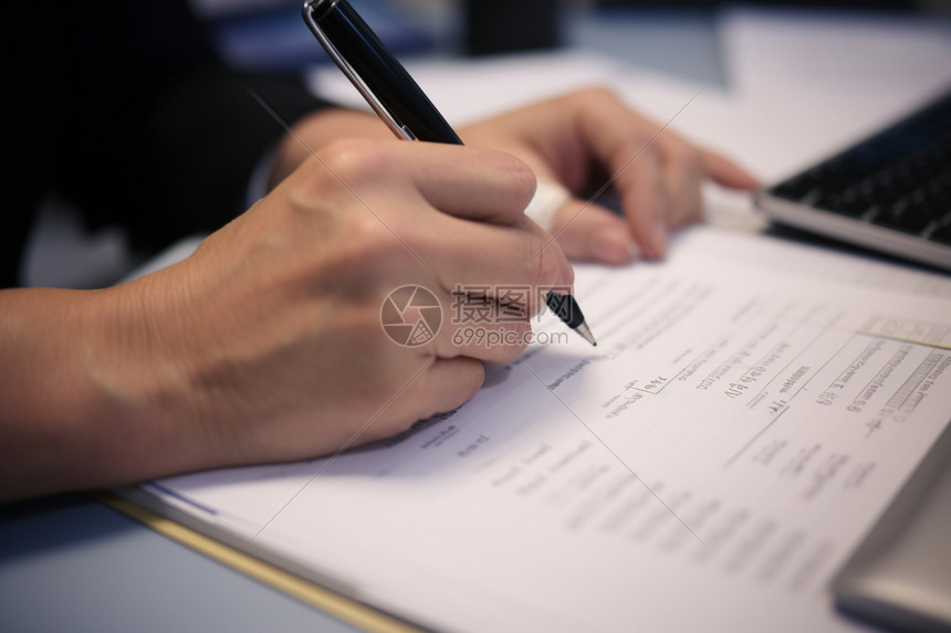 看文件的商人高清图片下载-正版图片600357427-摄图网