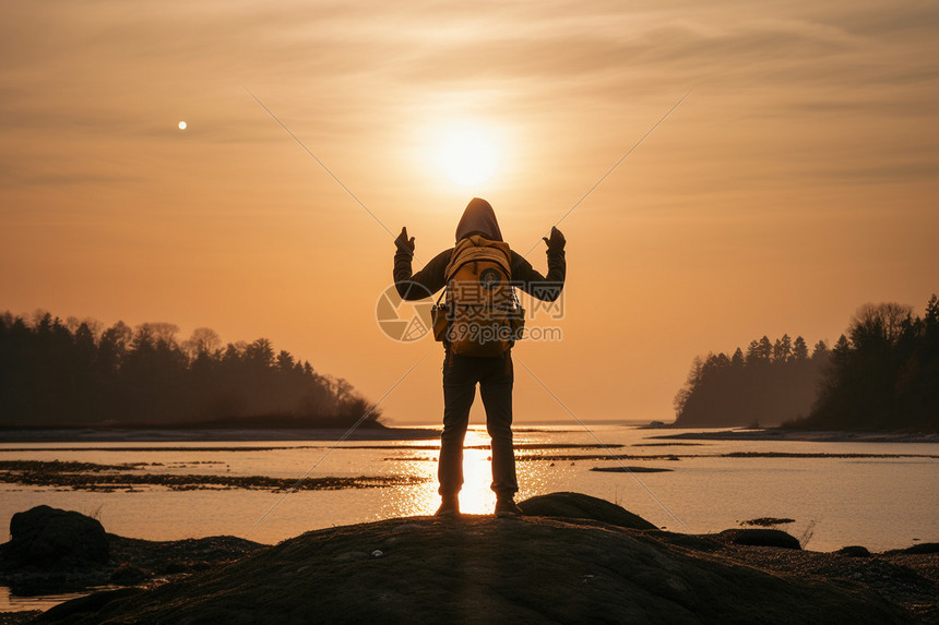 在海边张开双臂拥抱日出的背包客高清图片下载-正版图片600398038-摄图网