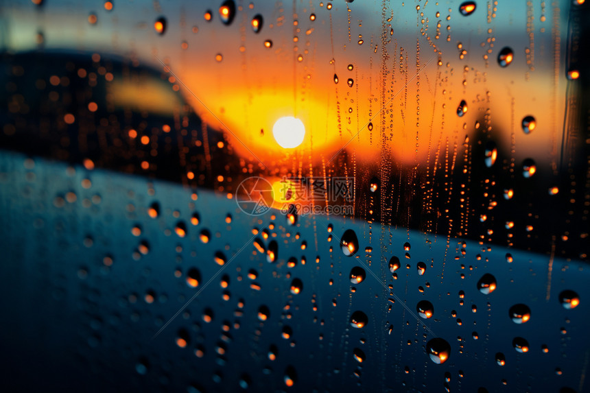 下雨天挂满雨滴的玻璃高清图片下载-正版图片600471966-摄图网