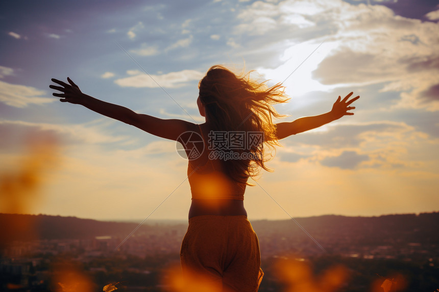 在天空下张开双臂高清图片下载-正版图片600496068-摄图网