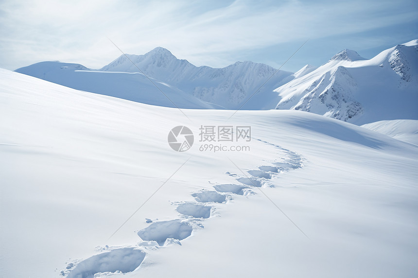 雪山上的脚印高清图片下载-正版图片600602226-摄图网