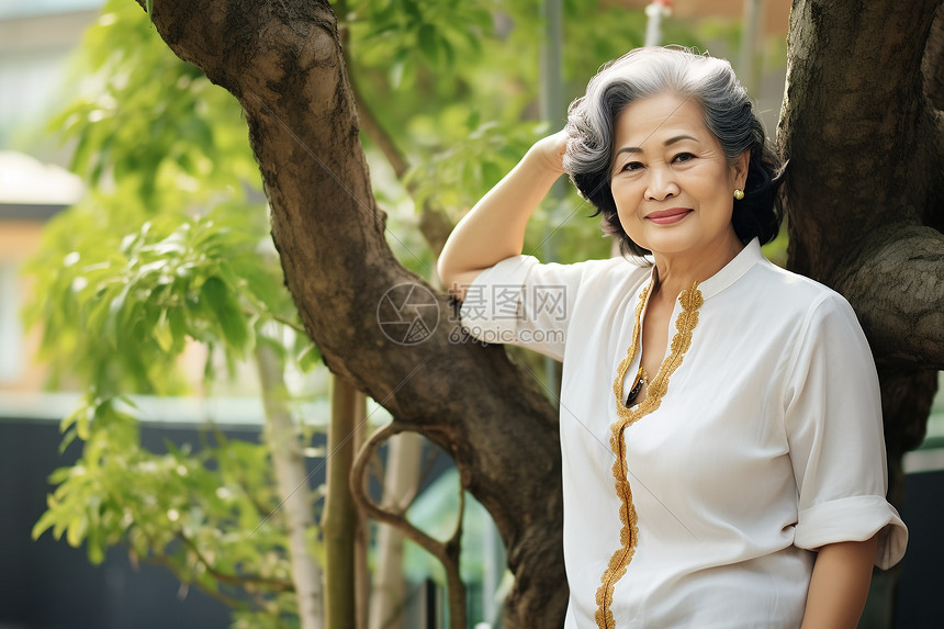 老年妇女在树木前站立高清图片下载-正版图片600644587-摄图网