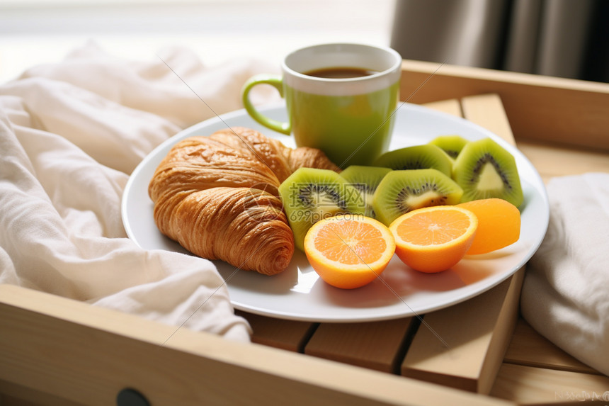 盘子里面美味的面包和水果高清图片下载-正版图片600650776-摄图网