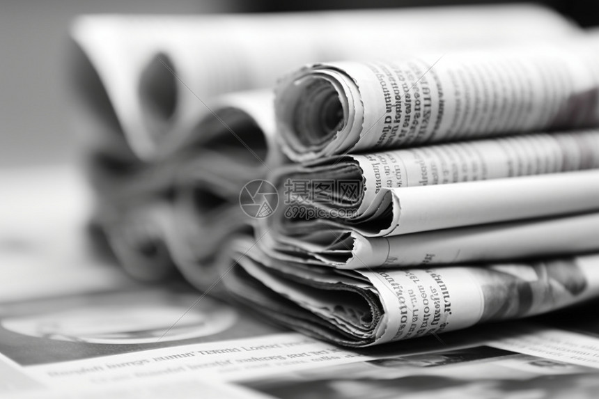 媒体世界的晨间阅读高清图片下载-正版图片600685145-摄图网