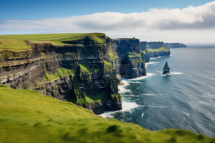 峭壁与草地的美景高清图片下载-正版图片600688496-摄图网