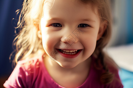咧嘴大笑的小女孩高清图片下载-正版图片600700316-摄图网
