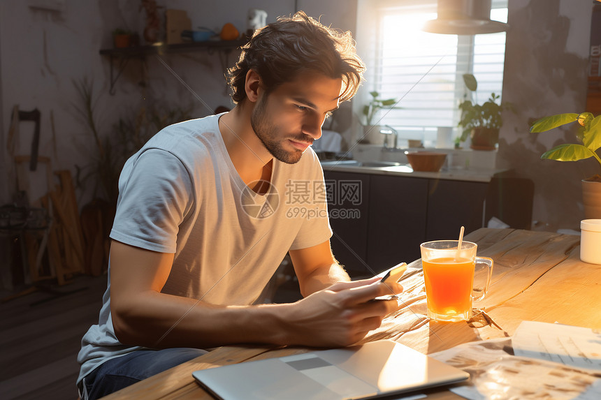 看手机的男孩高清图片下载-正版图片600716584-摄图网