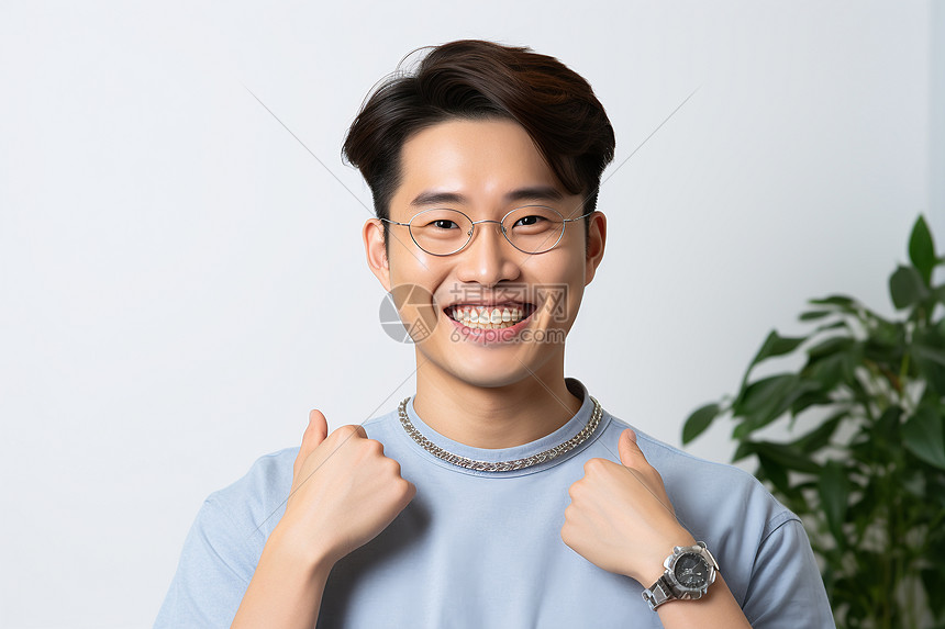 开心微笑的亚洲男子高清图片下载 正版图片600836014 摄图网