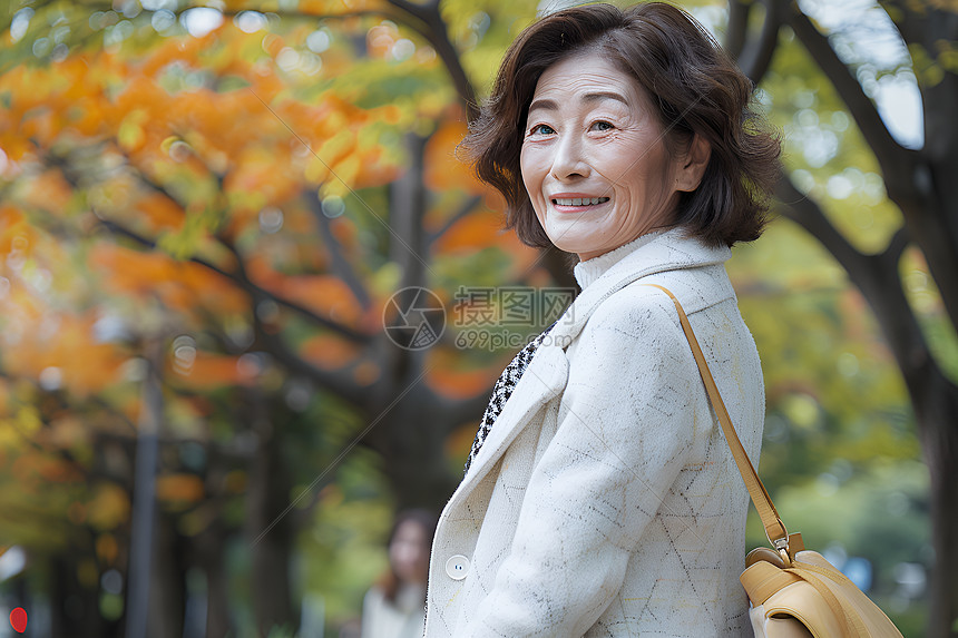 树下的老年女性高清图片下载-正版图片601068242-摄图网