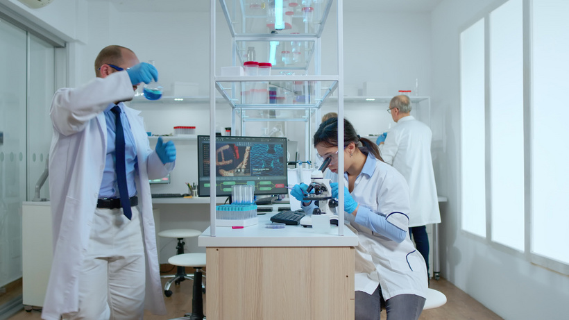 化学医生检查与科学家护士讨论的输管测试液液体mov格式视频下载_正版视频编号3900178-摄图网