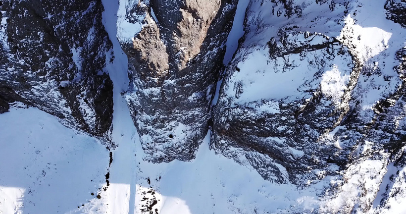 冰雪覆盖着巨大的岩石危险的地形mp4格式视频下载_正版视频编号3921575-摄图网