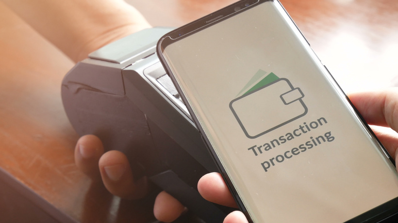 客户在购物期间使用NFC技术支付mov格式视频下载_正版视频编号3911439-摄图网