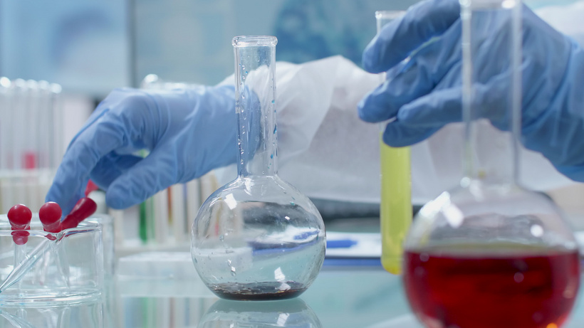 近距离拍摄科学家亲手采集液体样本的液样照片mov格式视频下载_正版视频编号3923256-摄图网