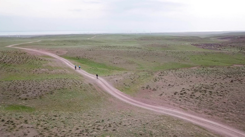 一群骑自行车的骑手骑在绿色草原上mp4格式视频下载_正版视频编号3926704-摄图网