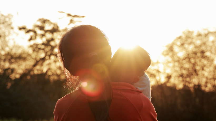4K实拍抱着孩子背影唯美阳光视频素材mov格式视频下载_正版视频编号4075811-摄图网