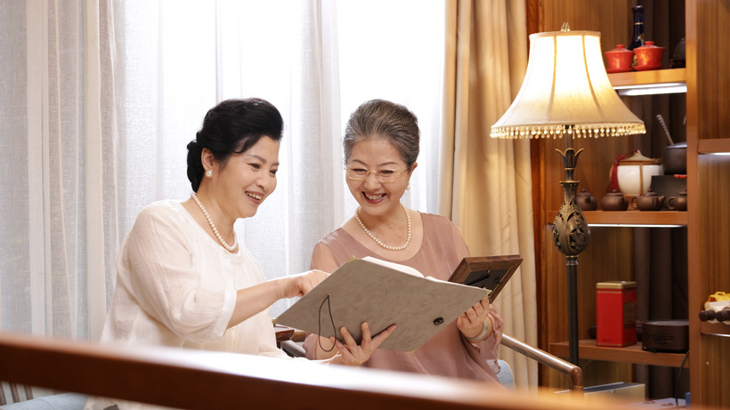 老人翻看相册微笑聊天mp4格式视频下载_正版视频编号797220-摄图网