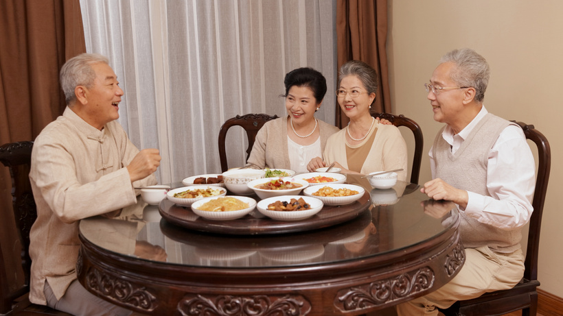 老人们在餐桌前谈笑风生mp4格式视频下载_正版视频编号797243-摄图网