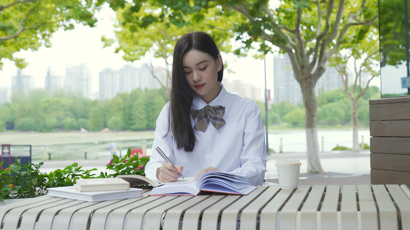 女大学生坐在室外学习mp4格式视频下载_正版视频编号3703777-摄图网