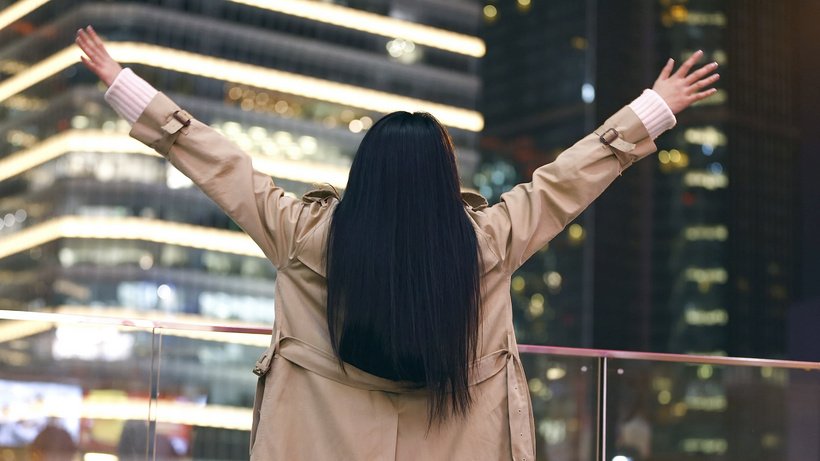 4K年轻美女张开双臂拥抱城市背影升格视频mov格式视频下载_正版视频编号167967-摄图网