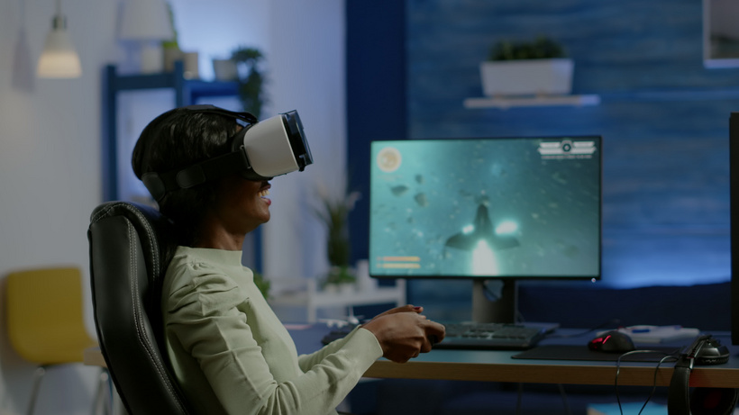 垂直视频黑女人游戏机用强大的计算机使用vr玩电子游戏mov格式视频下载_正版视频编号3765744-摄图网