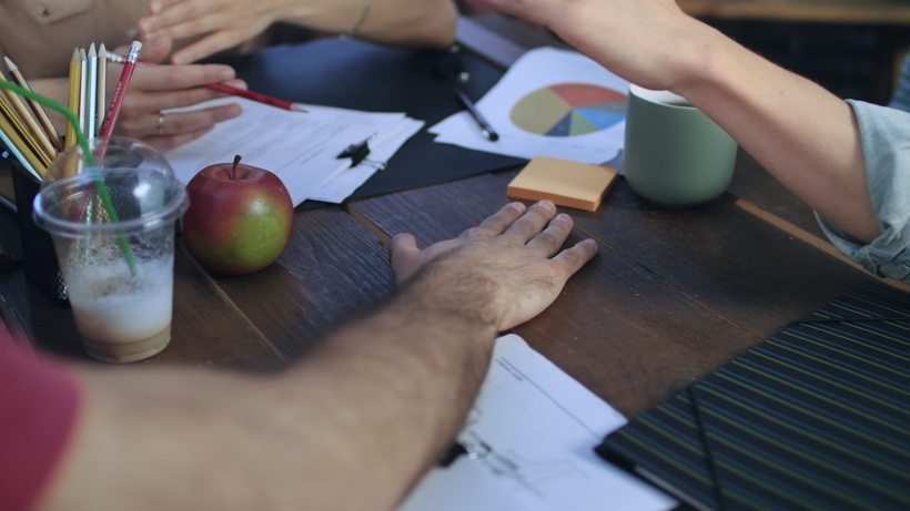 在启动会议上商务人士们手放在桌上与团队联系mov格式视频下载_正版视频编号3523964-摄图网