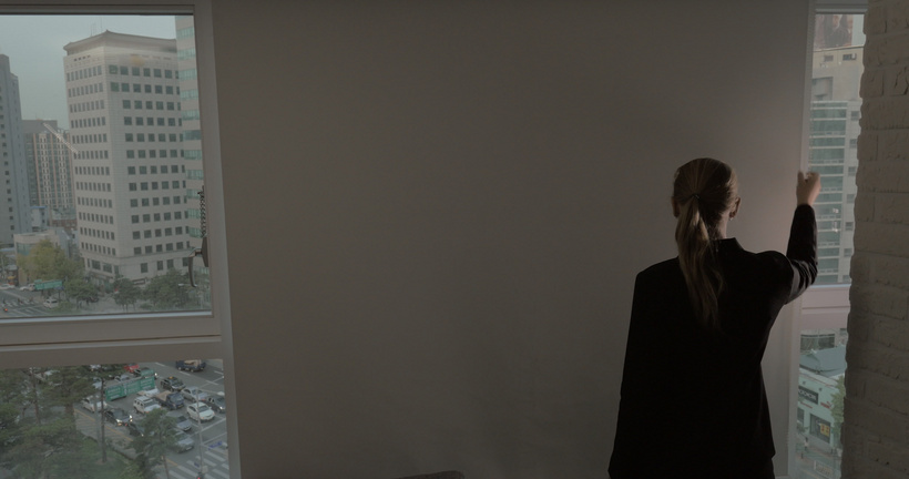 女白领在窗户小屋旁边工作mov格式视频下载_正版视频编号3754302-摄图网