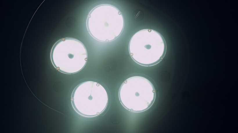 明亮的手术灯在黑暗的医院手术室mov格式视频下载_正版视频编号3645863-摄图网