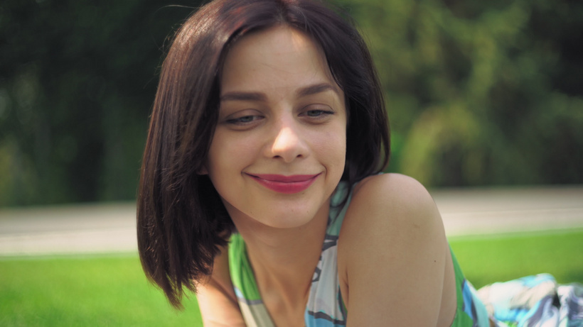 年轻女孩的笑容和调情mov格式视频下载_正版视频编号3794529-摄图网