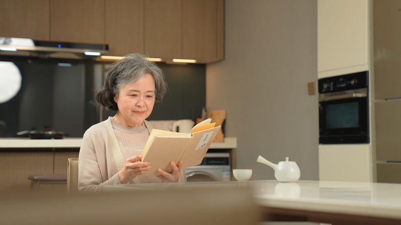 老人看书阅读mp4格式视频下载_正版视频编号4080025-摄图网