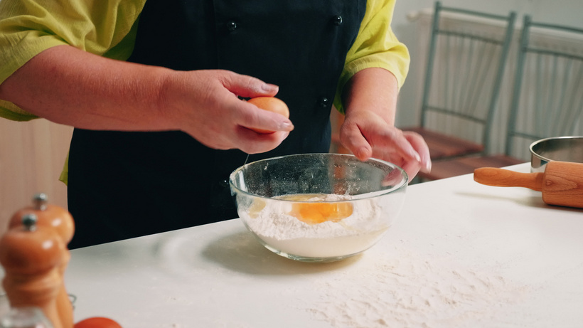 女人在面粉上加鸡蛋mov格式视频下载_正版视频编号3801616-摄图网