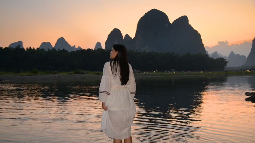 4K阳朔20元人民币背景观景区的少女mp4格式视频下载_正版视频编号4041396-摄图网