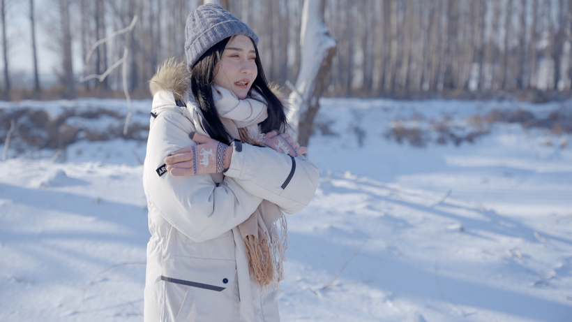 4k户外雪地女性冷冻瑟瑟发抖mp4格式视频下载_正版视频编号3551117-摄图网