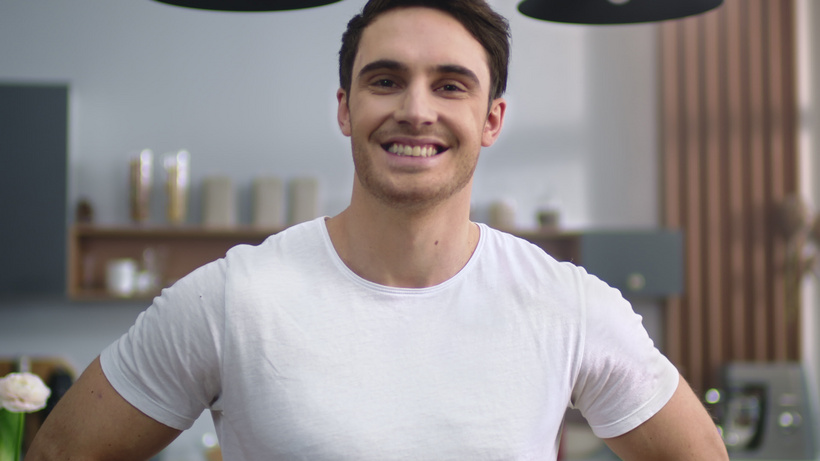 有魅力的男人在厨房看摄影机的肖像mov格式视频下载_正版视频编号3630751-摄图网