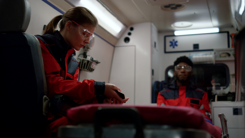 乘坐救护车进行紧急救援的医护人员mov格式视频下载_正版视频编号3582856-摄图网