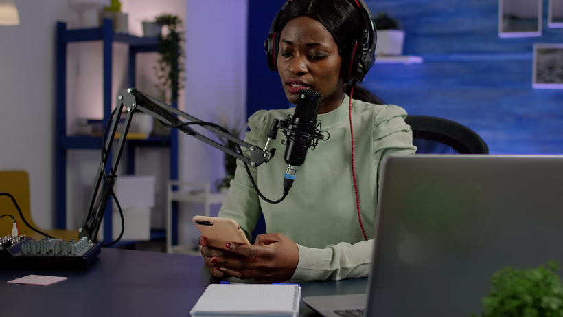 非洲vlogger录制视频博客阅读来自智能手机的消息mov格式视频下载_正版视频编号3789461-摄图网