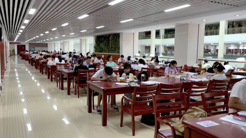 暑假在图书馆复习考研的学生全境实拍素材mp4格式视频下载_正版视频编号194410-摄图网