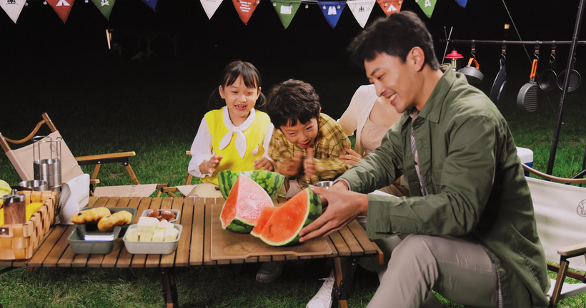 傍晚一家人在露营地吃西瓜mov格式视频下载_正版视频编号4076593-摄图网