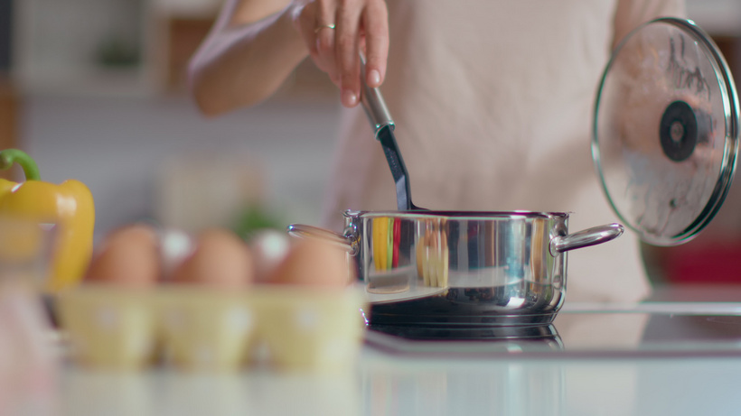 妈妈在厨房做美食mov格式视频下载_正版视频编号3651379-摄图网