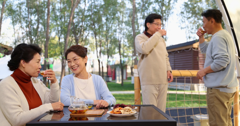 中老年人在露营地喝茶聊天mov格式视频下载_正版视频编号4076830-摄图网