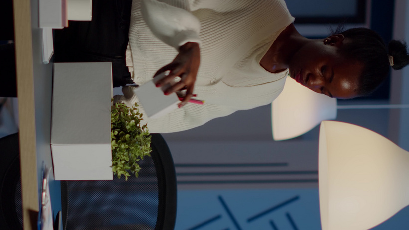 被开除的黑人女性雇员把东西放进盒子里mov格式视频下载_正版视频编号3801596-摄图网