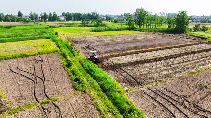 4K航拍机械耕地拖拉机土地种地mp4格式视频下载_正版视频编号4155301-摄图网