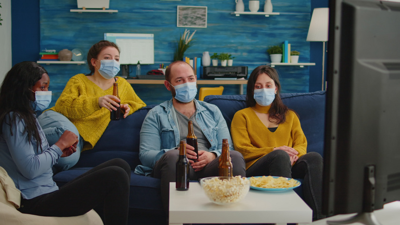 一群不同朋友一起观看电视喜剧喜剧喜剧表演mov格式视频下载_正版视频编号3858910-摄图网