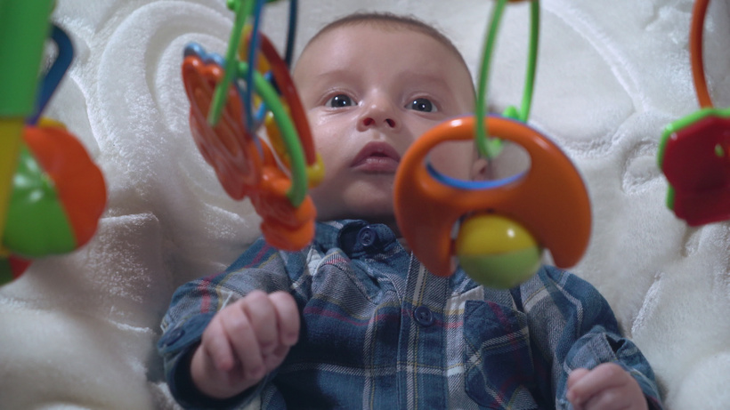 儿童躺在床上触摸玩具mov格式视频下载_正版视频编号3689229-摄图网