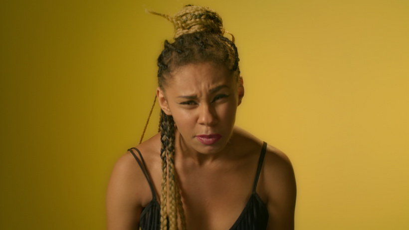 愤怒的女人在演播室黄色墙上 尖叫和咒骂mov格式视频下载_正版视频编号3531936-摄图网