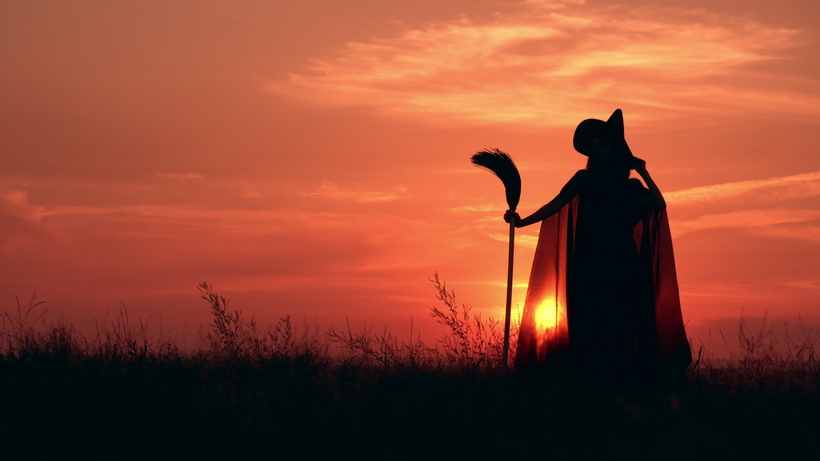 穿着漂亮裙子的女孩女巫拿着扫帚站在球场上mov格式视频下载_正版视频编号3685966-摄图网