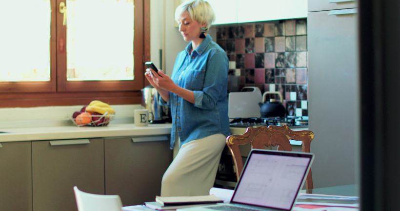 使用智能手机的女人mov格式视频下载_正版视频编号3655107-摄图网