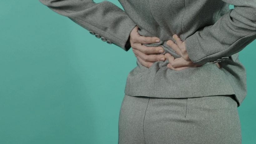 身穿工作服的不健康商业妇女触摸受伤者后背mov格式视频下载_正版视频编号3710272-摄图网